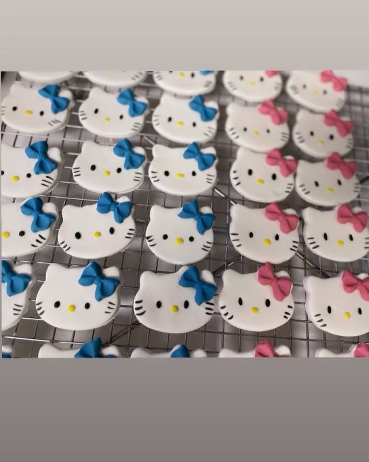 Hello Kitty Cupcake Toppers Printable Buttons, Labels And Toppers