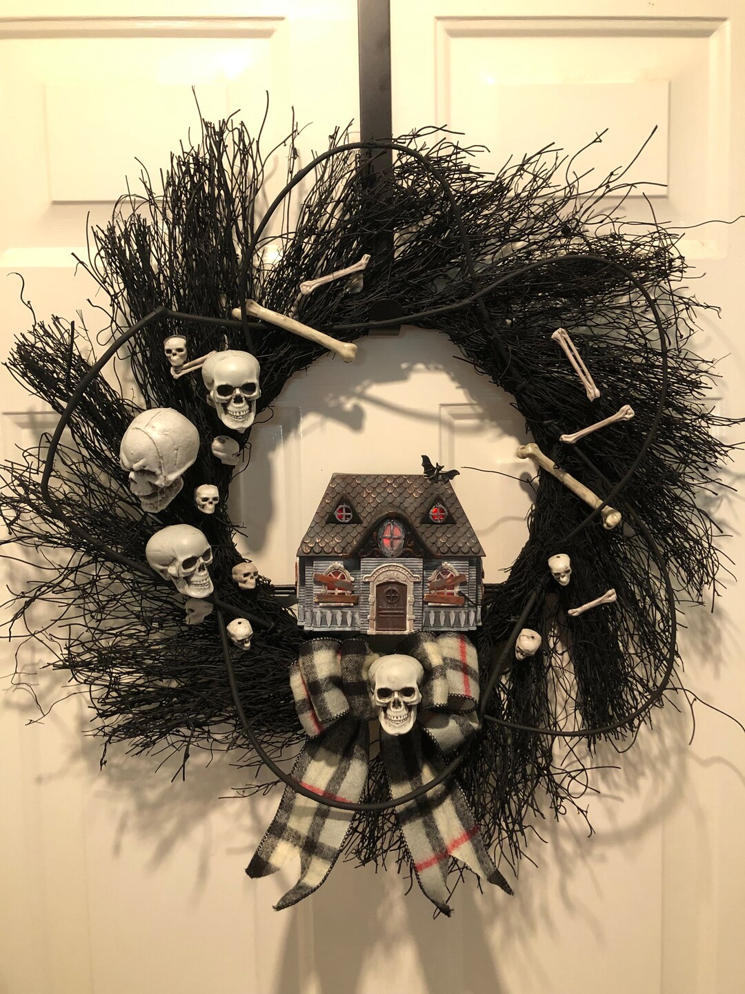 HALLOWEEN SKULL WREATH Skulls and Bones Frame a Creepy Little Haunted ...