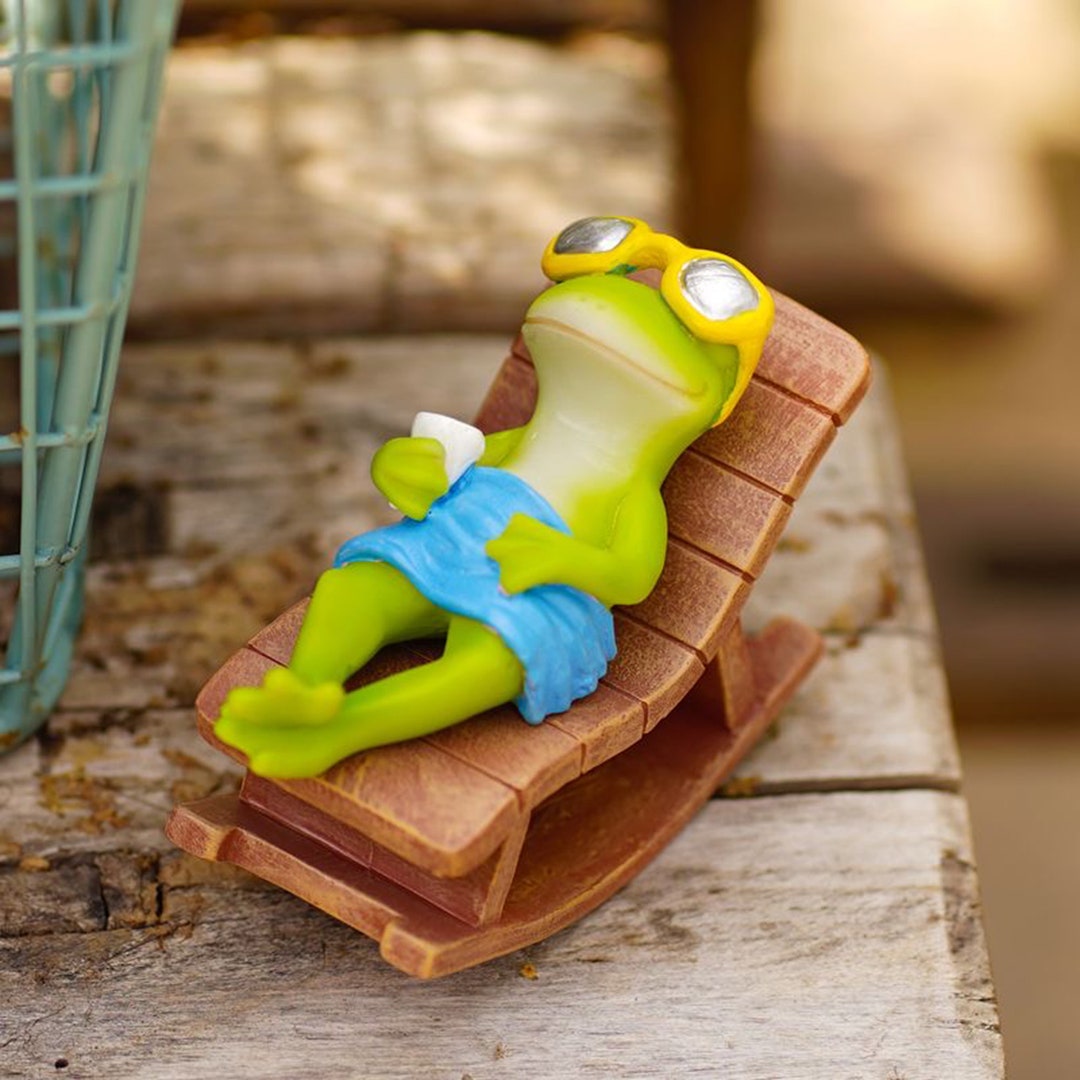Frog Lying on Chair Statue Resin Bookshelf Decor Abstract Mini Frog ...