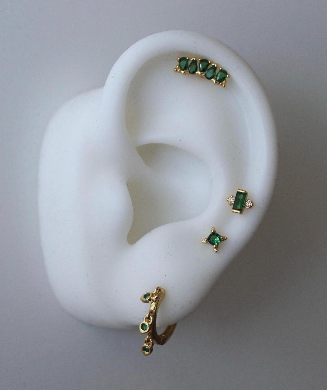 Piercing oreja oro 18k, hélice tragus, circonita verde torre ...
