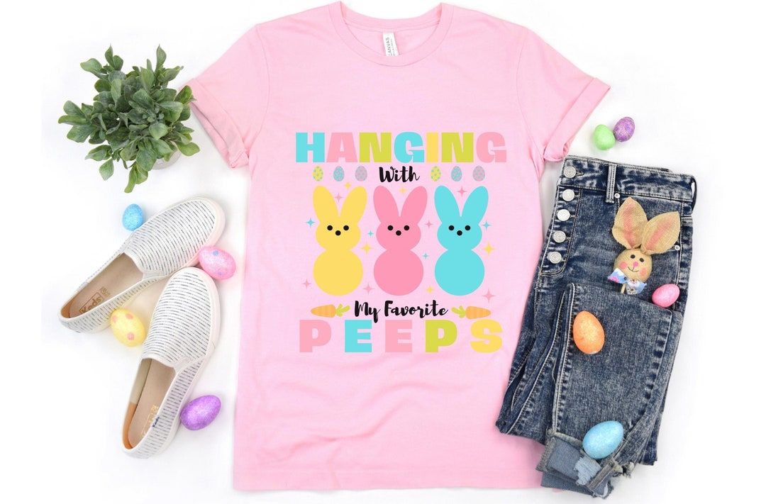 Colgando con mi camisa favorita de Peeps, camisa de conejito de Pascua ...