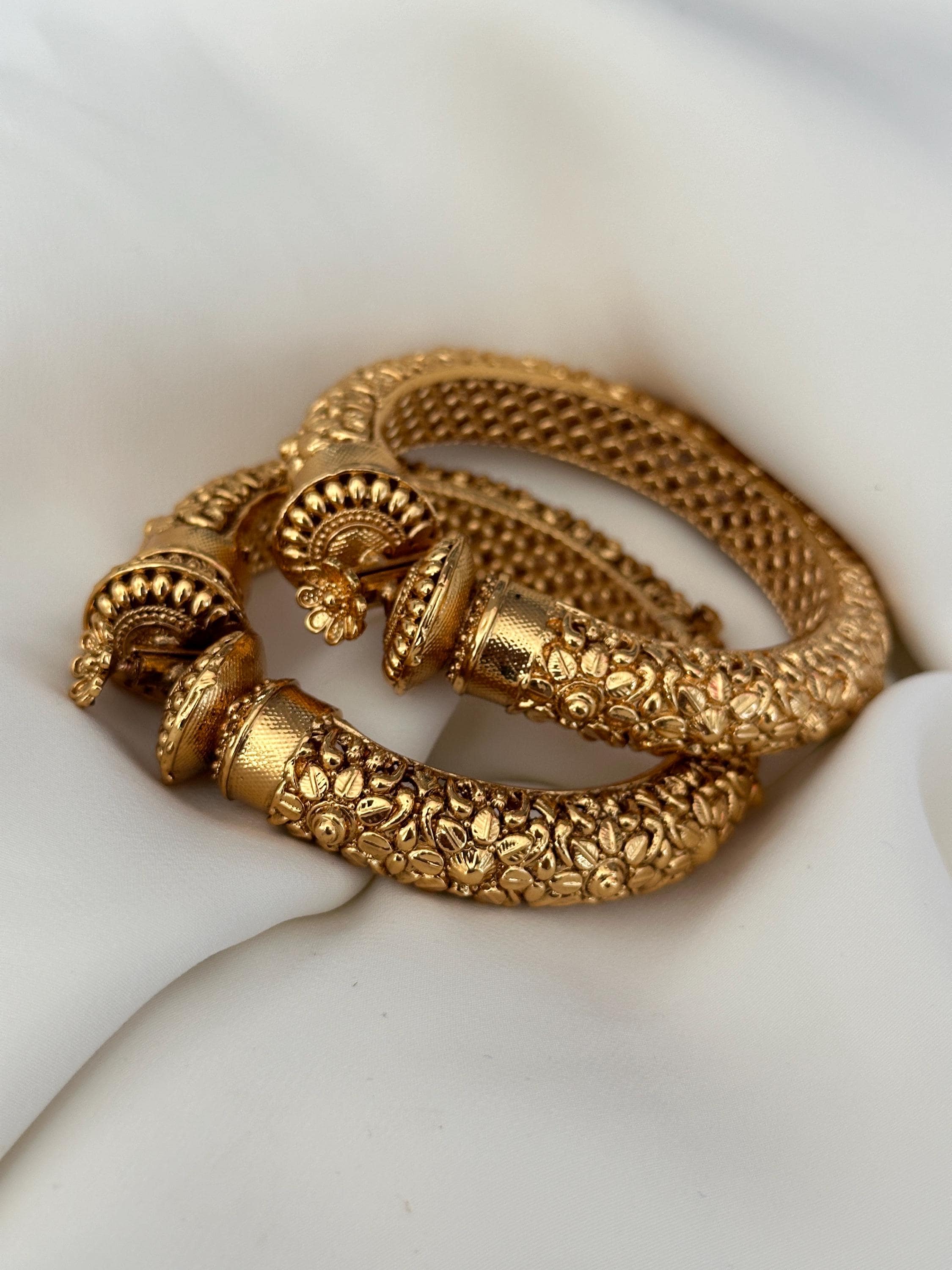Antique Gold Screw Amrapali Kangan Kada Indian Bracelet Jewelry Jewellery South Indian Gold Bollywood Style Bangles Gold Kade Bangles Pair