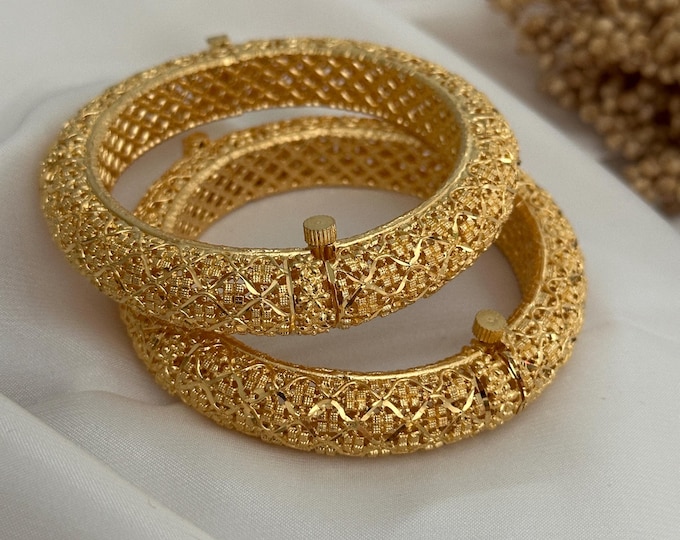 Indian Gold Imitation Screw Amrapali Kangan Kada Indian Bracelet Jewelry Jewellery South Indian ...