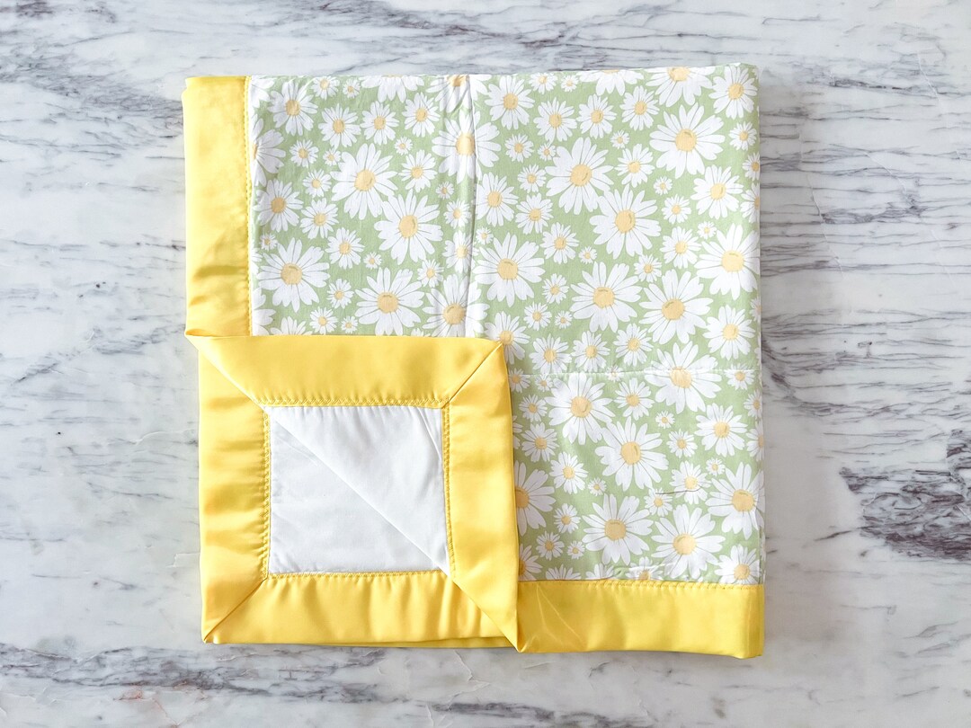 Daisy Baby Quilt in Yellow With Matching Burp Cloths - Etsy