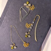 Bee Bookmark | 'to Bee Continued' Pun, Daisies - Etsy UK