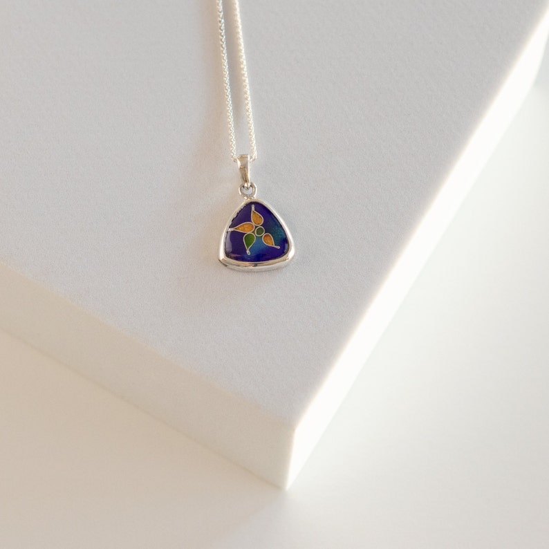 Collar con dije triangular diminuto con flores azules, colgante ...