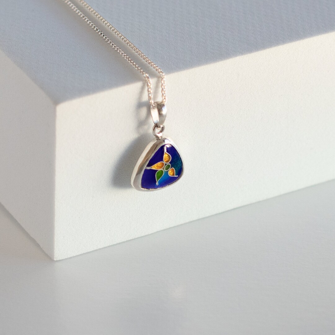 Collar con dije triangular diminuto con flores azules, colgante ...