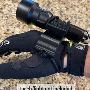 3D Printed Goodman Handle With Bungee Cord for Scuba Diving Lights ...