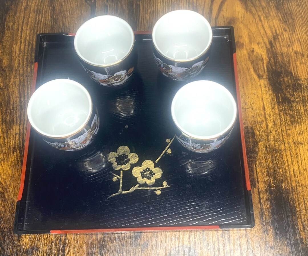 Sake Set Made in Japan Black Lacquerware Tray Four Saki Cups Gold Rim ...