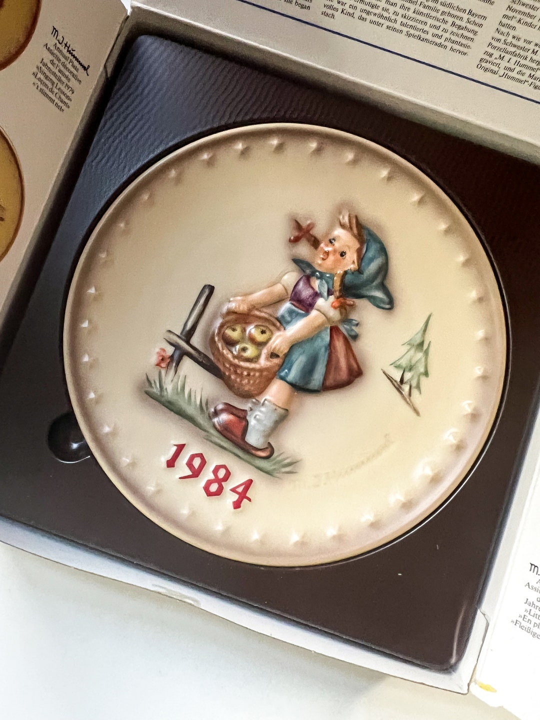 Vintage 1984 MJ Hummel / Goebel Annual Plate Girl W/ Basket of Apples ...