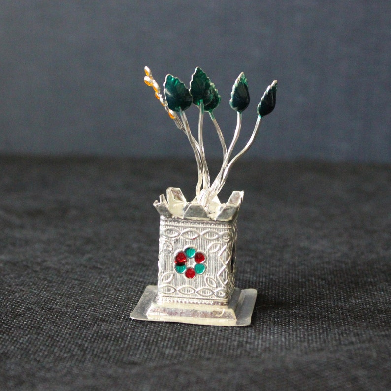 Silver Tulsi | Tulasi | Thulsi Plant Symbol of "purity and Devotion ...