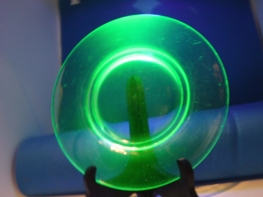 Cambridge Glass Round Green Light Emerald Uranium Glass Luncheon Plate ...