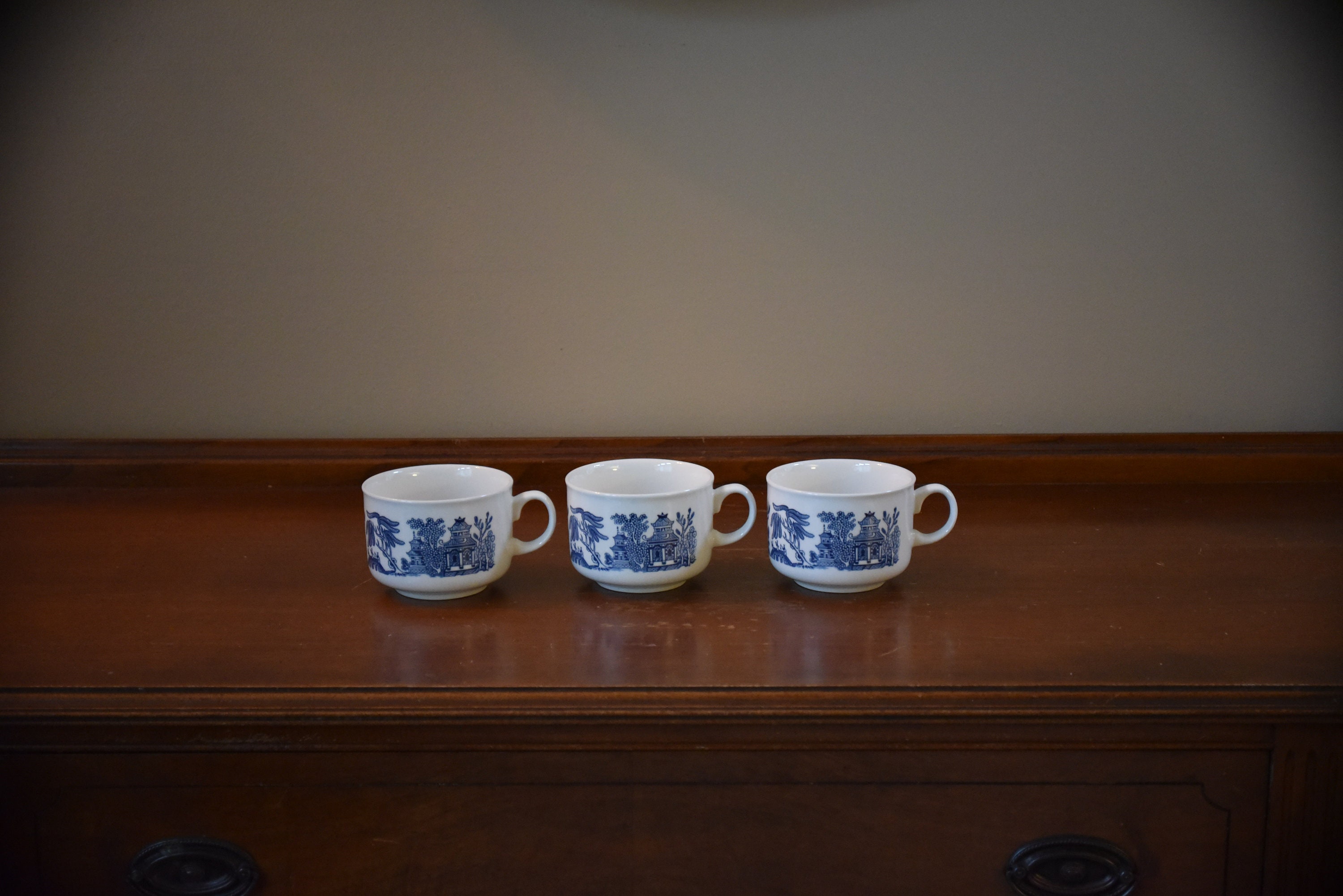 3 Churchill Pottery Blue Willow Large Mugs 7floz. in Excellent ...