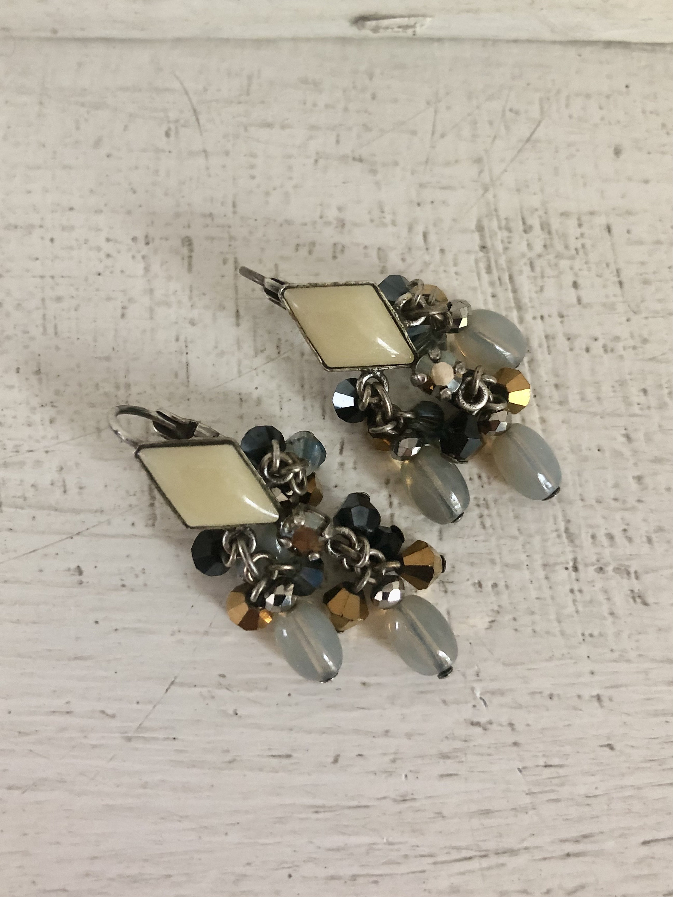 Hervorragende Vintage-Ohrringe aus Silber, Creme, Bronze und Grau der ...