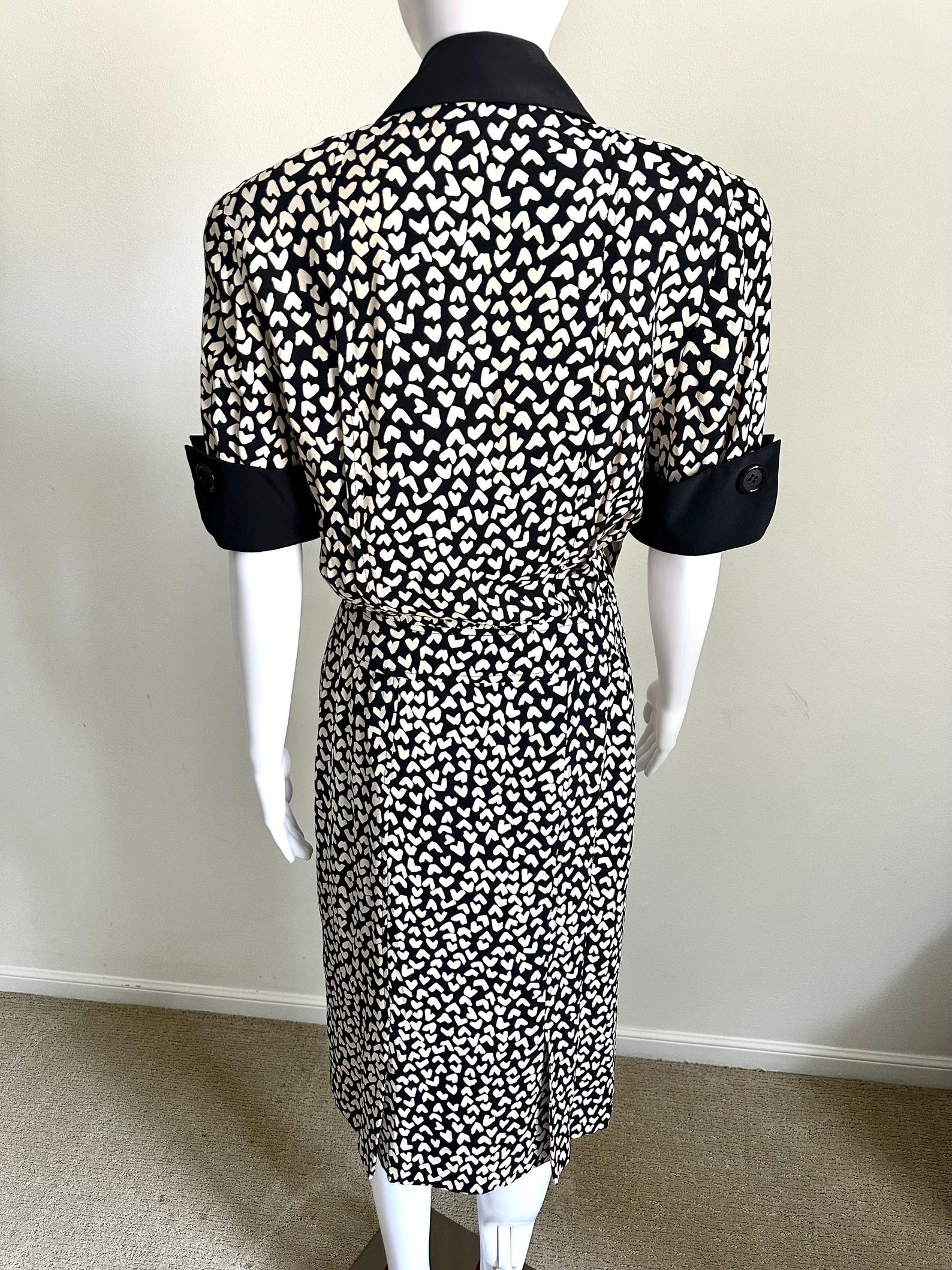 1980s Albert Nipon Seide Zweireihiges Kleid Schwarz Ivory Kurzarm ...