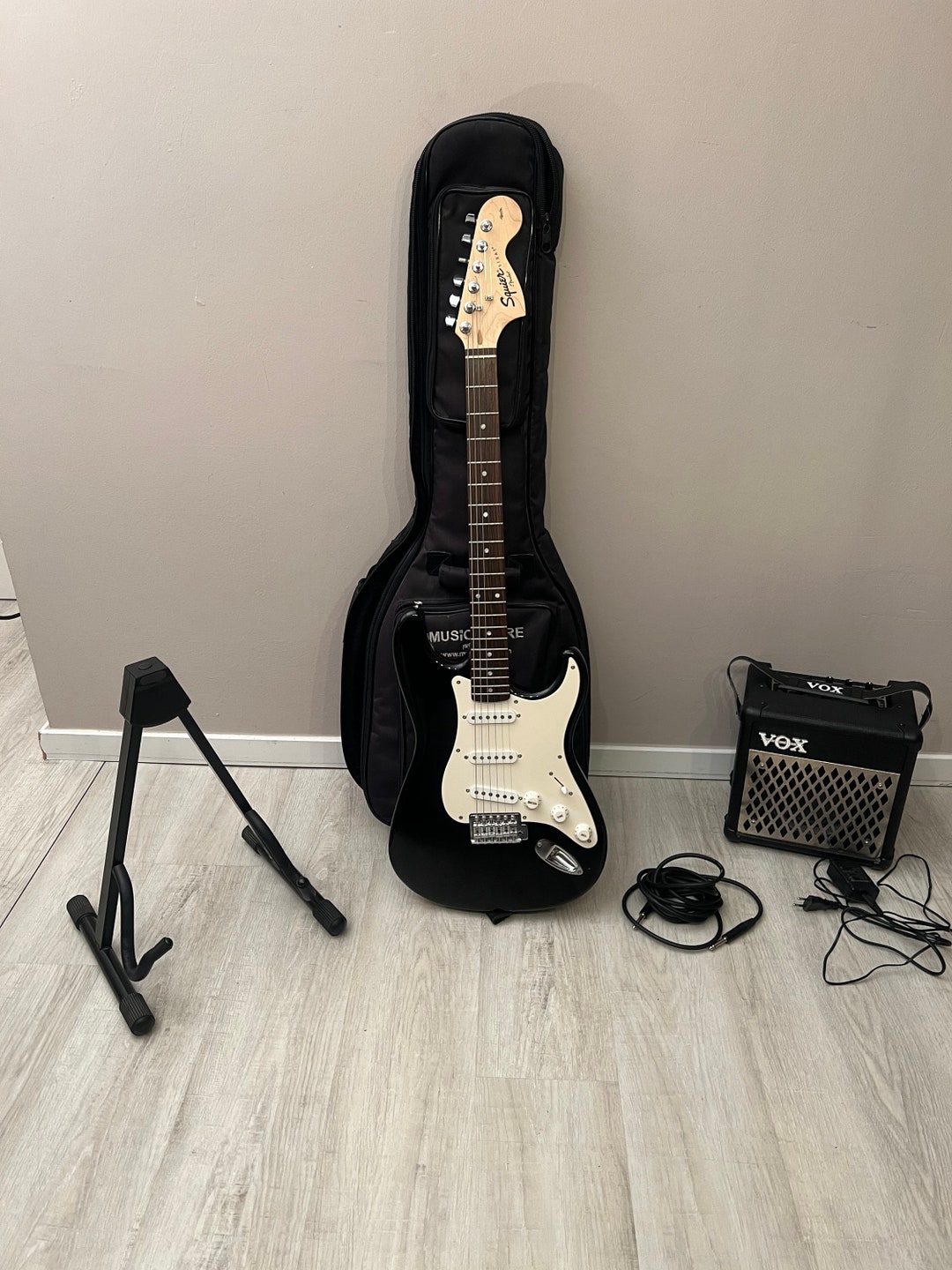 Guitar Fender Squier Bullet Strat Vox DA5 Guitar Amplifier Bespeco ...