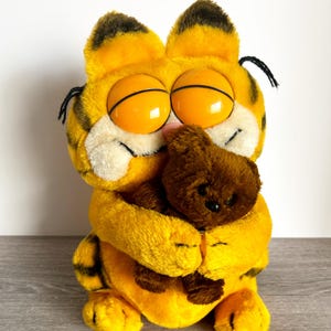 RARE 1980’s VNTG Large Plush Garfield W/ Eyes Closed Hugging Pooky Bear ...
