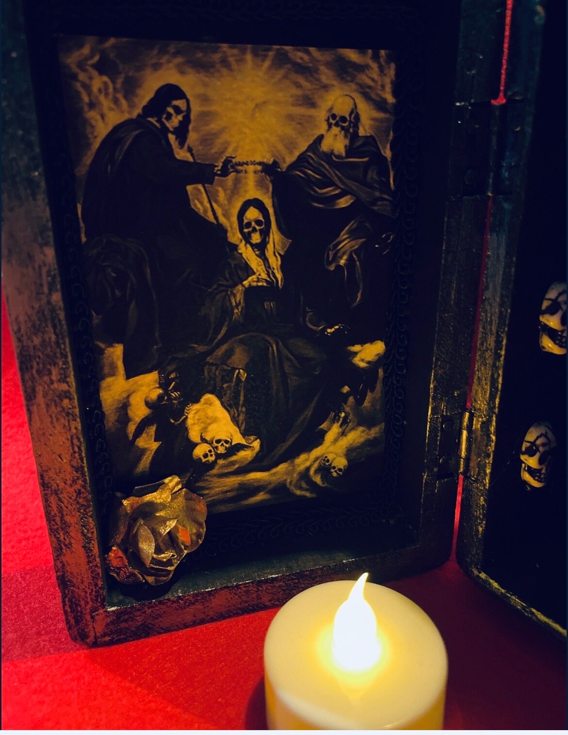 La Santa Muerte alegoría Santísima Trinidad y Cristo en brazos de la ...