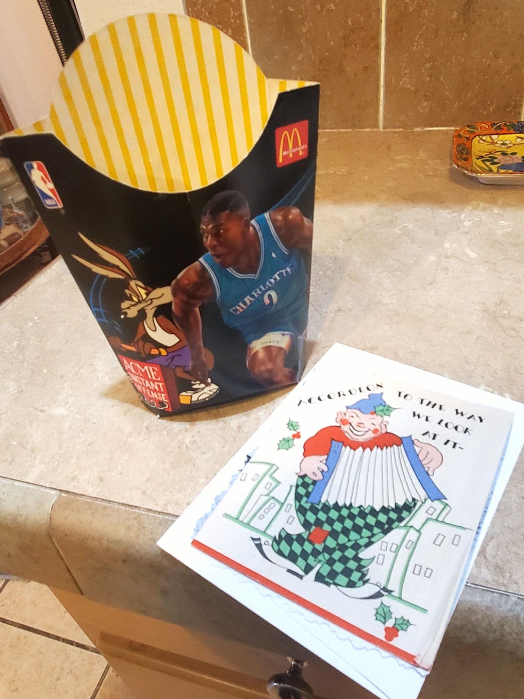 1995 Mcdonald's Looney Tunes NBA Fry Holder, Larry Johnson & Wile E ...