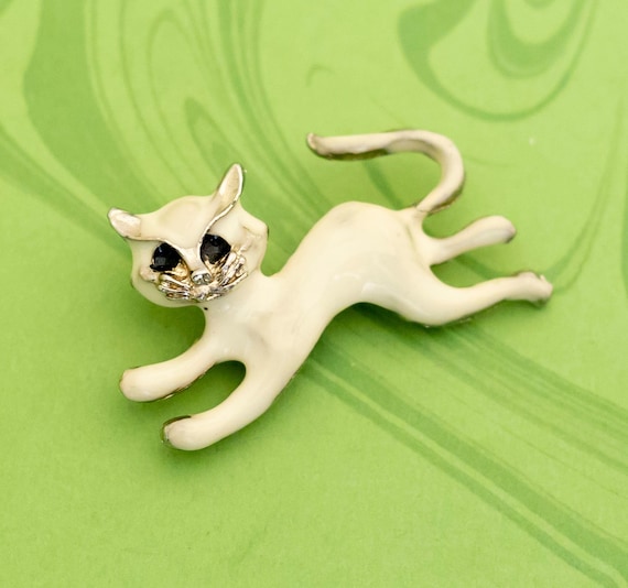 Vintage Playful Leaping Cat Gold Tone Brooch - W15 - Gem