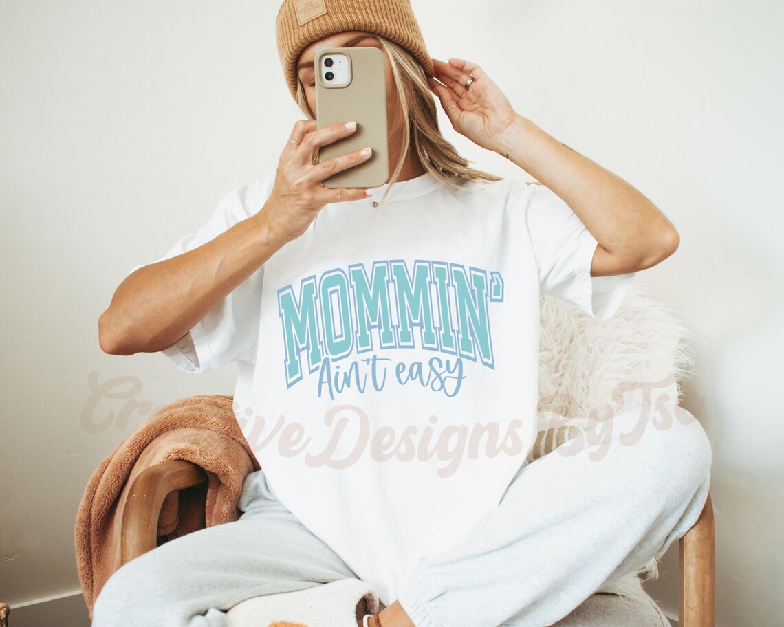 Mommin' Ain't Easy SVG PNG, Varsity Svg Png, Mom Life Svg Png, Mama ...