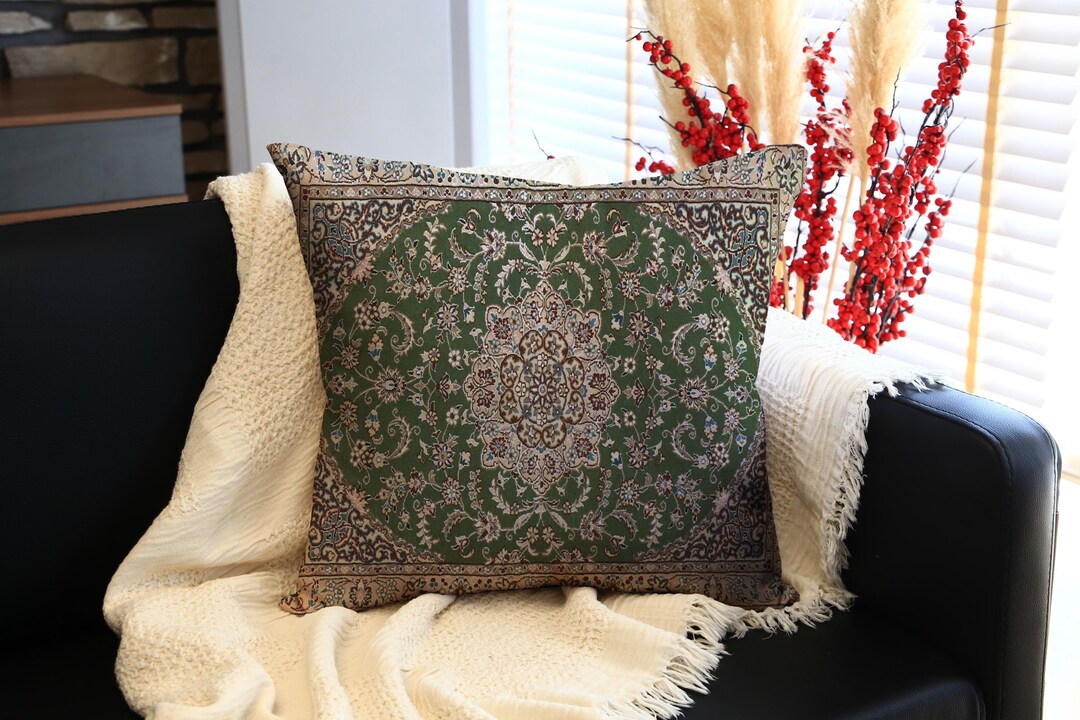 Oreiller kilim avec motif floral complexe de tapis beige sur fond vert ...