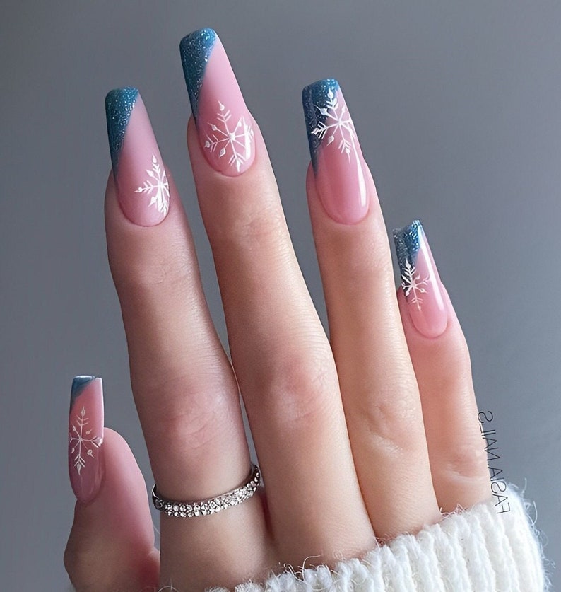 10 Festive Christmas Nail Colors To Rock This X'mas Season