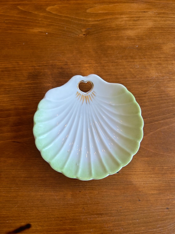 Clam shell trinket - Gem