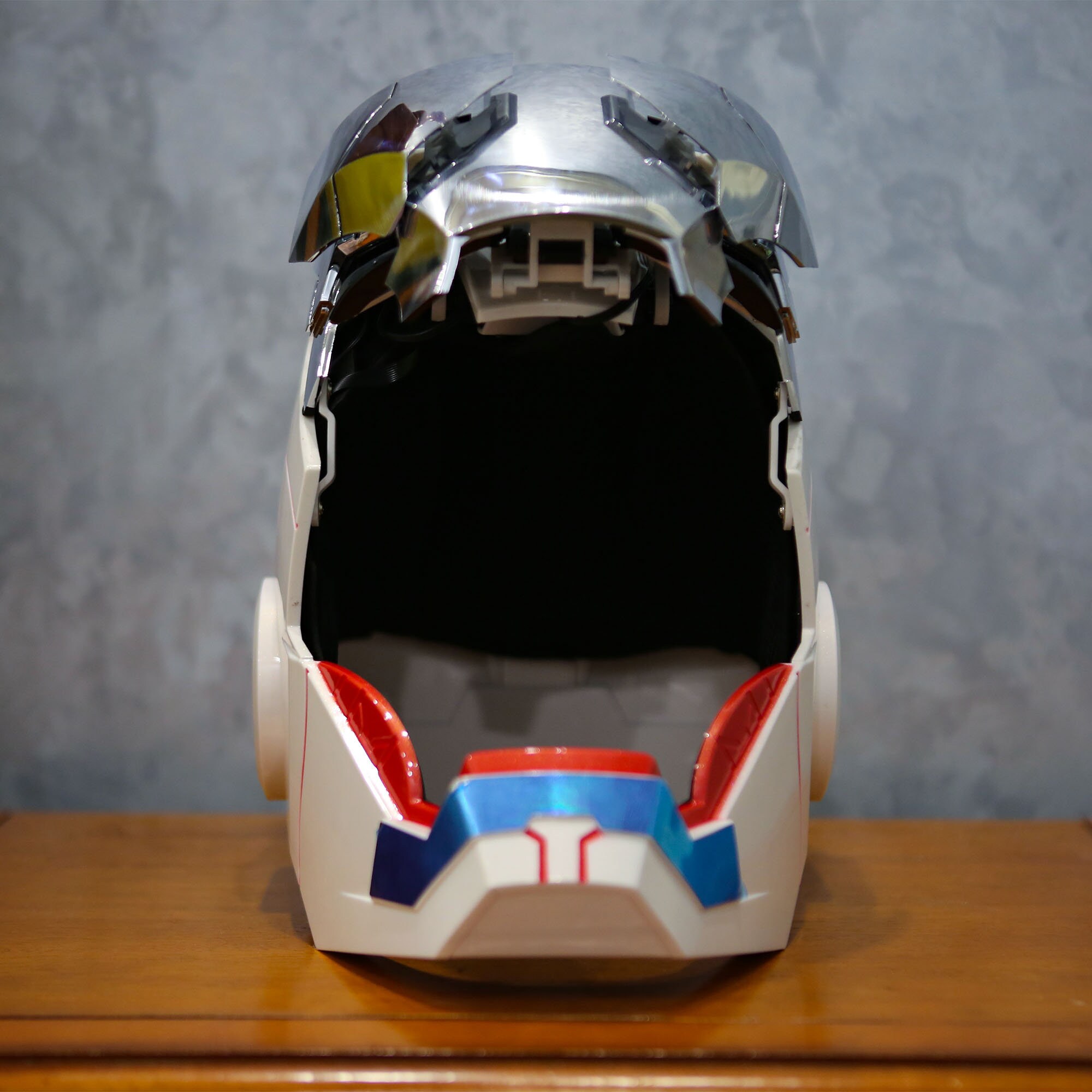 The Iron Man Helmet Can Be Worn by Real People, and the Deformable ...