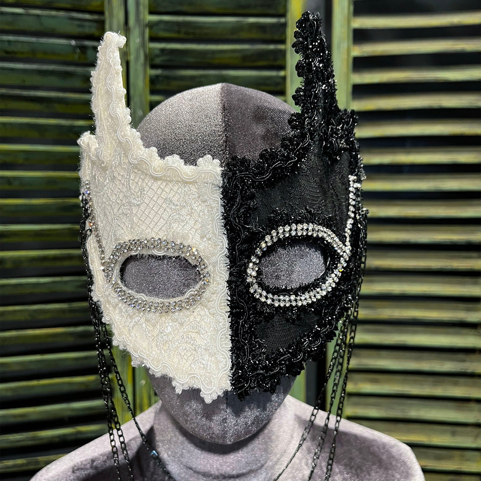 Masquerade Mask Left Black Right White Alternative Personality Mask ...