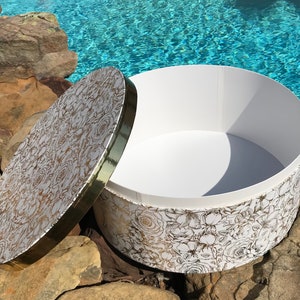 New X-large Round White/gold Floral Hat Box , Lid Has Metallic Gold ...