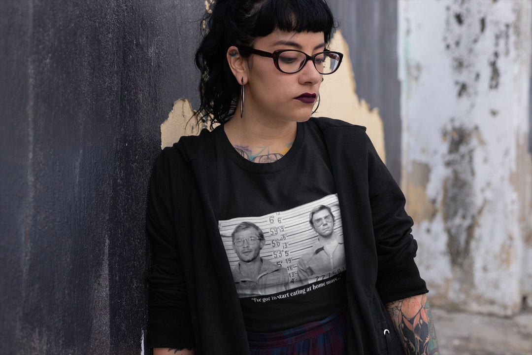 Evan Peters/jeffery Dahmer Mug Shot T-shirt - Etsy Denmark