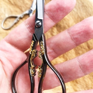 Retro Ripple Handle Decorative Embroidery Scissors. 2 Colors. Vintage ...