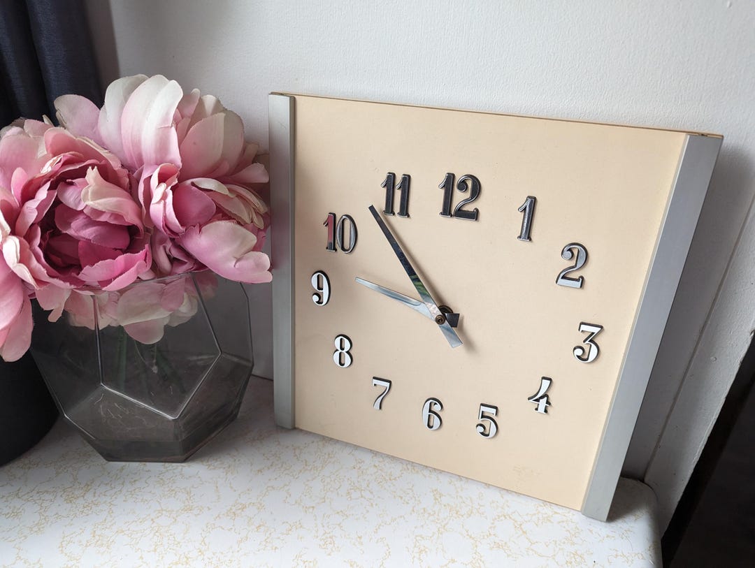 Vintage Art Deco 80's Soft Peach Clock Silver Metal Sides and Numbers ...