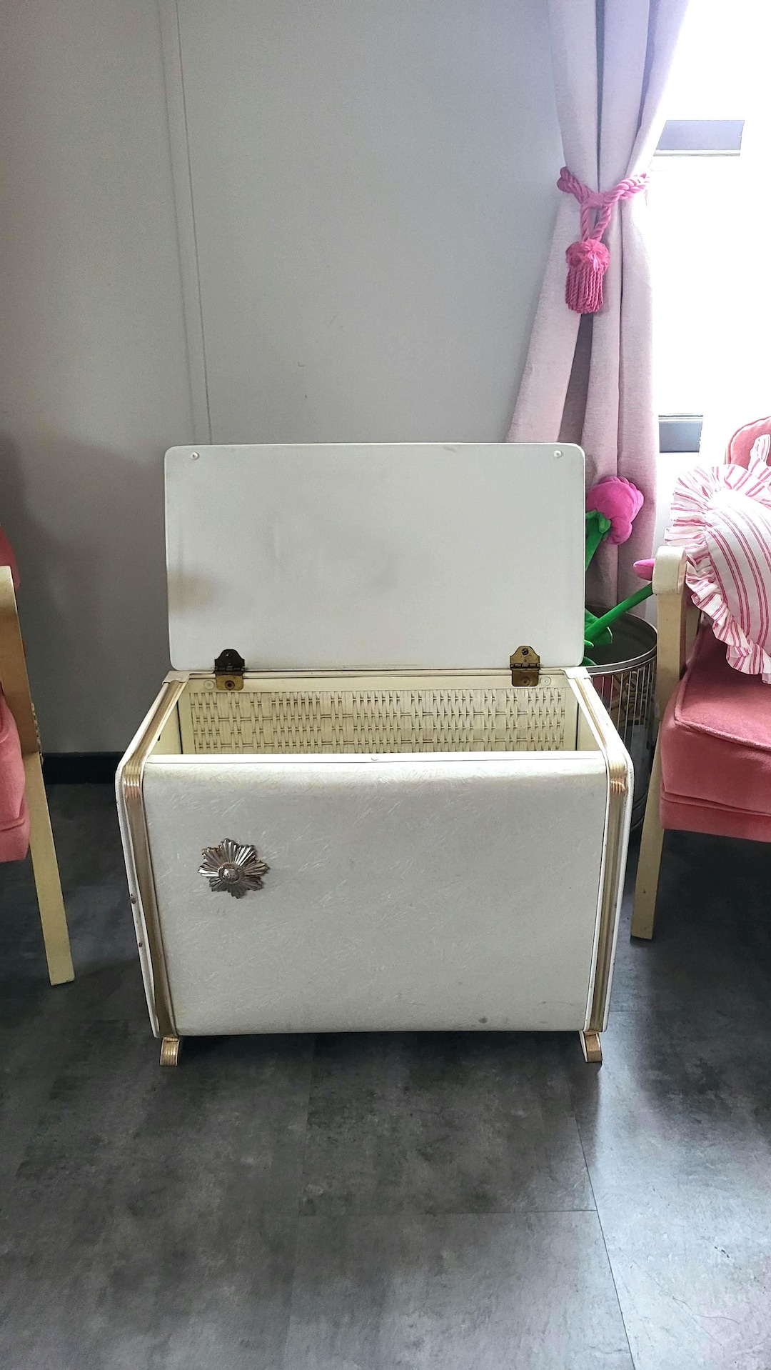 Vintage Laundry Hamper, off White Vinyl, Geometric Texture, Hinged Lid ...