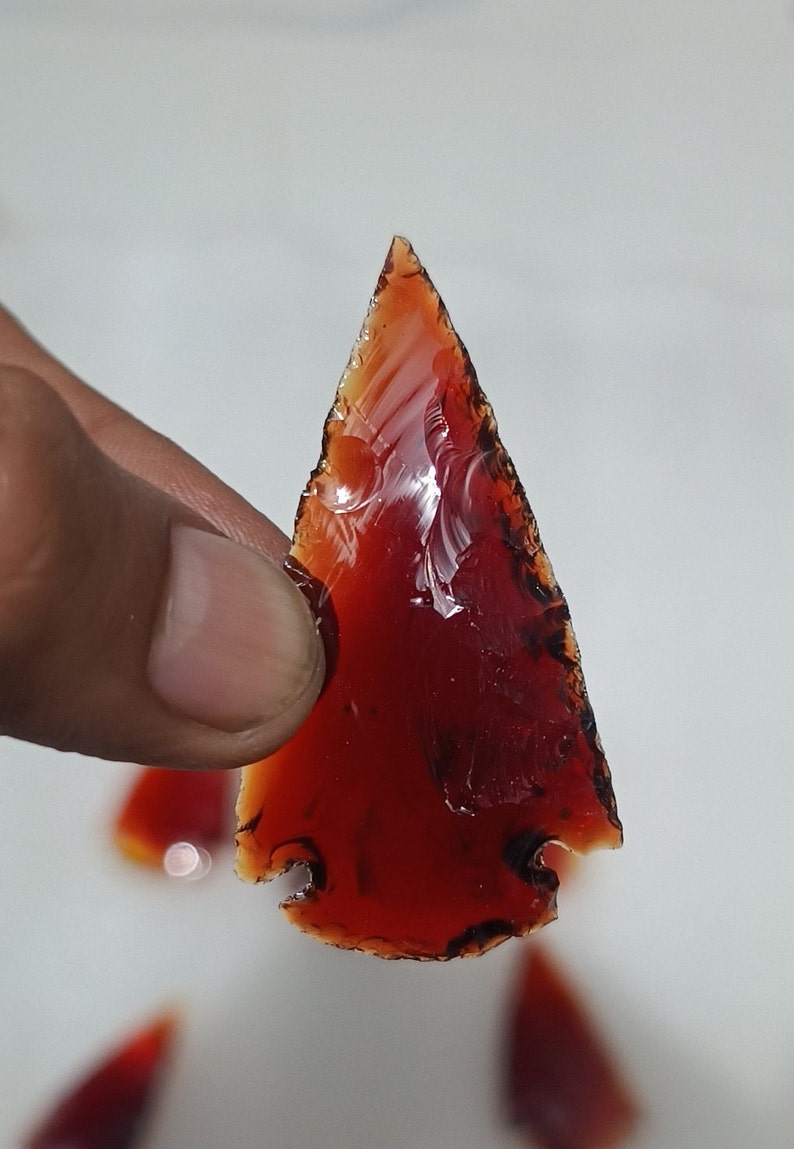 Punta de flecha de obsidiana roja artesanal: herramienta de cristal de ...