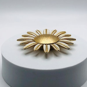 Vintage AVON Perfumer Surprise Daisy Flower Brooch Pin, Opening Perfume ...