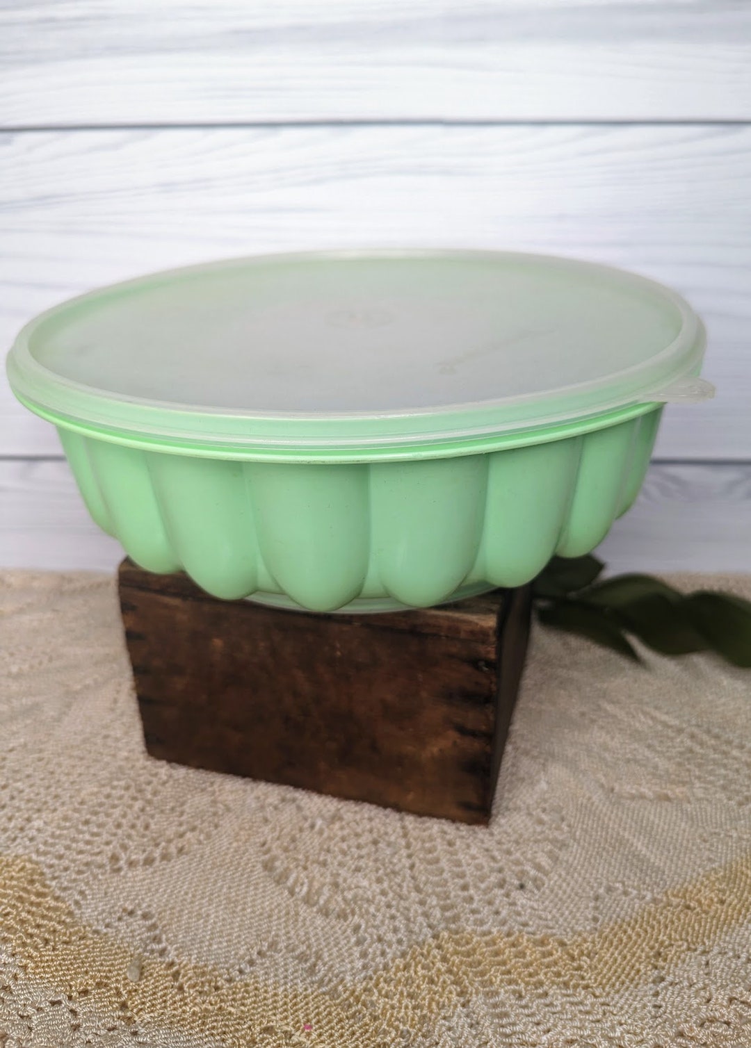 Vintage Jade Green Tupperware Bunt Cake Jello Mold Container With Lid ...