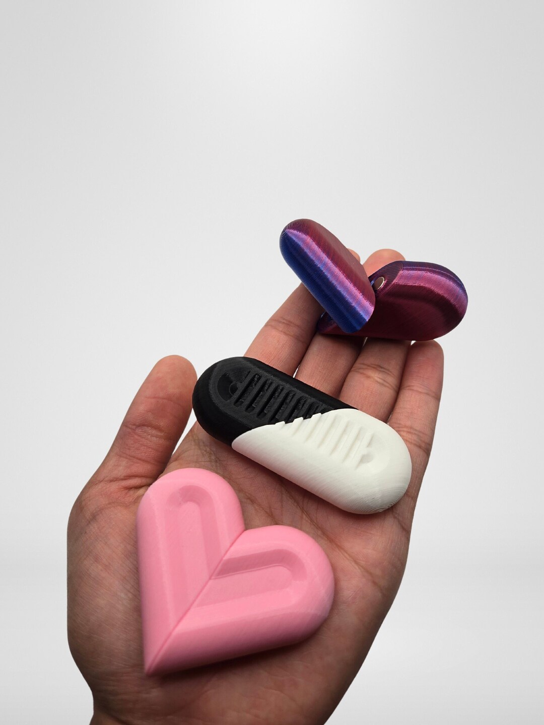 Magnetic Heart Shaped Pill Fidget Toy Quiet Spinning Desk Toy Valentine ...