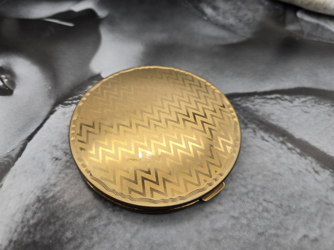 Vintage Stratton Gold Tone Compact: 1950s Vanity Collectible - Etsy