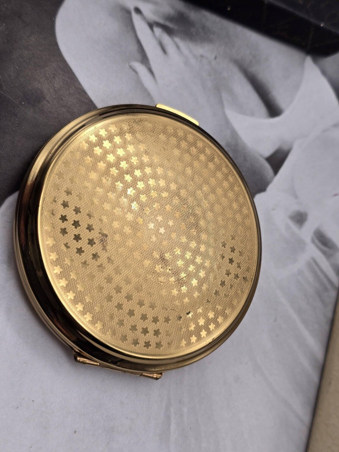 Vintage Stratton Gold Tone Compact: 1950s Vanity Collectible - Etsy