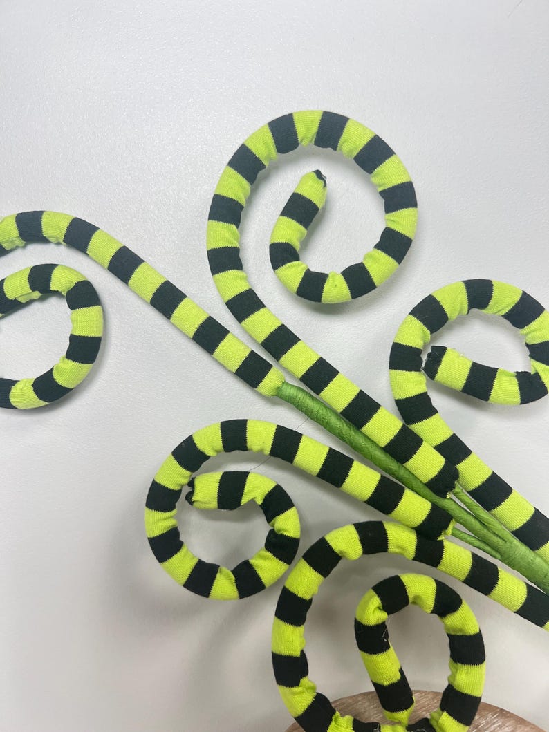 Green & Black Halloween Curl Pick – Wired Swirl Spray for Wreaths ...