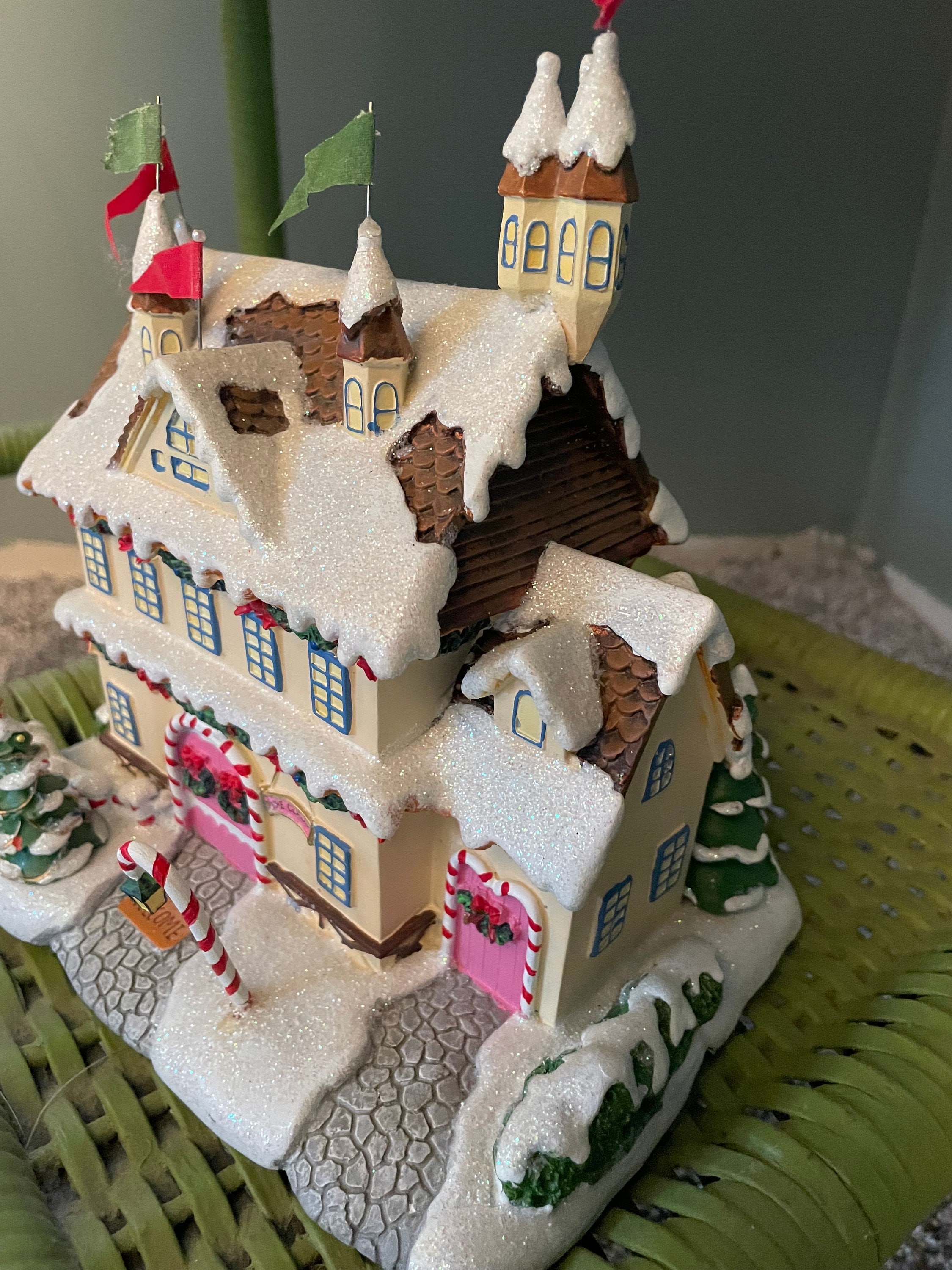 2003 Hawthorne Village Santa and Mrs. Claus Castle Rudolph's Christmas ...