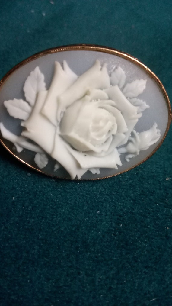 Vintage flower cameo - Gem