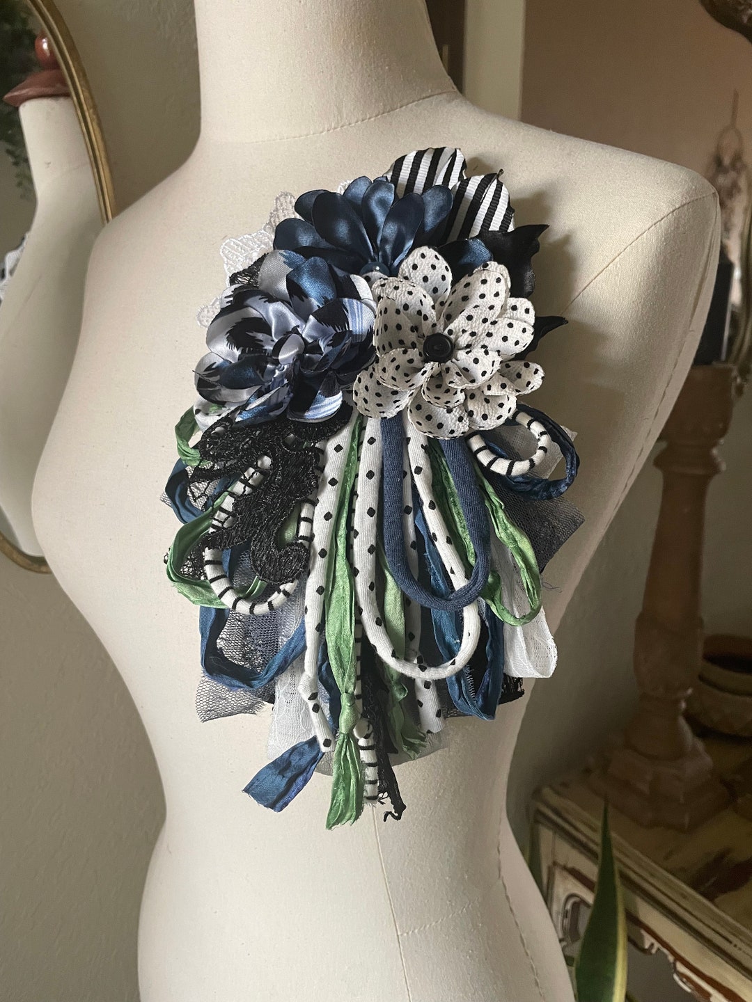 New Vintage Flower Pin/brooch. - Etsy