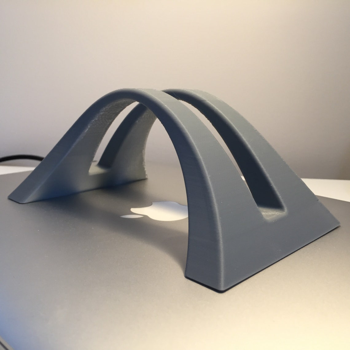 Arched MacBook Laptop Stand, 3D Printed Vertical Stand - Etsy