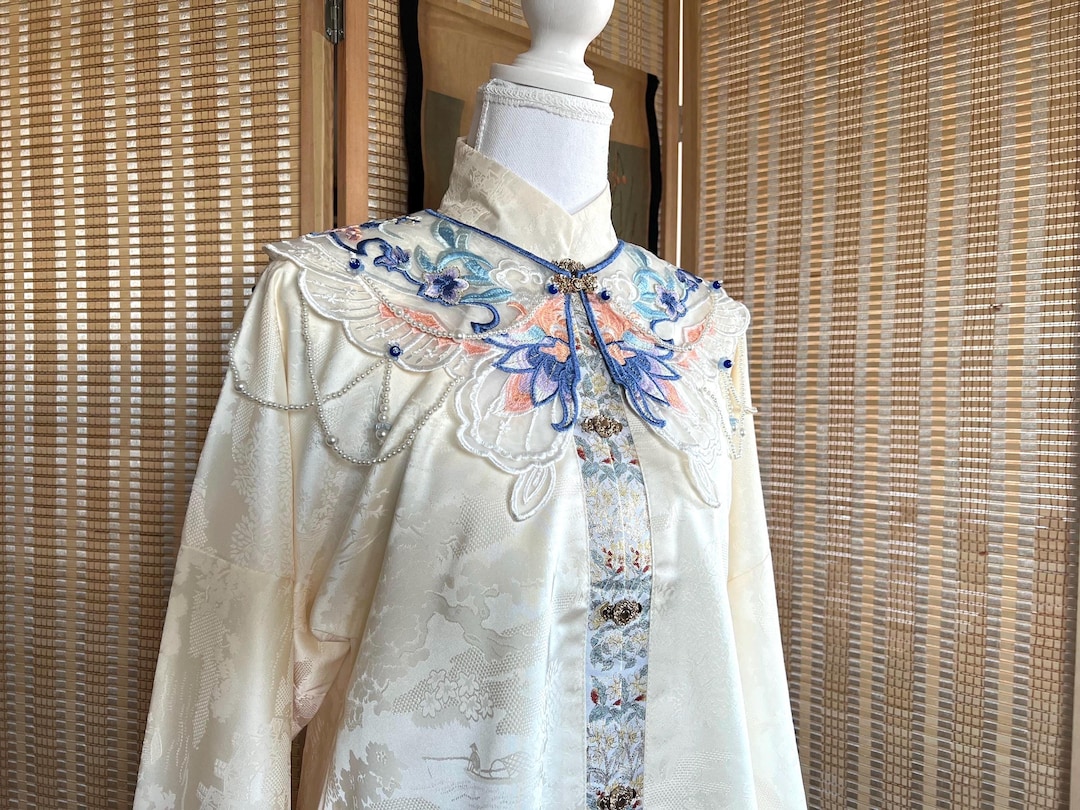 Embroidered Yunjian Collar: Beaded Cloud Shoulder Applique - Hanfu ...