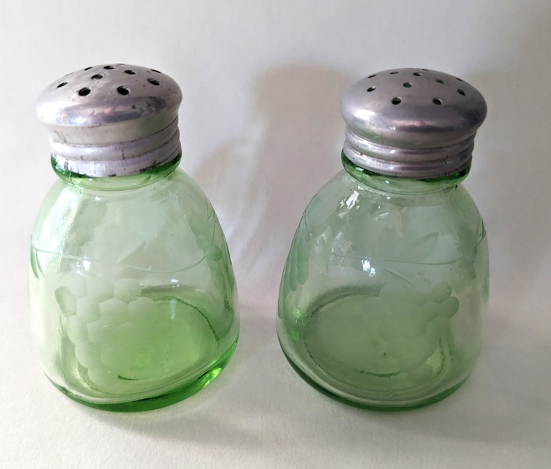 GREEN DEPRESSION Vaseline GLASS Salt and Pepper Shakers Grapevine ...
