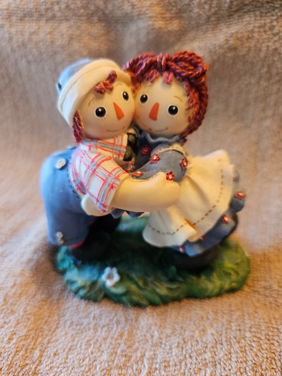 Enesco Raggedy Ann and Andy Figurine heartfelt Hugs Make Happier ...
