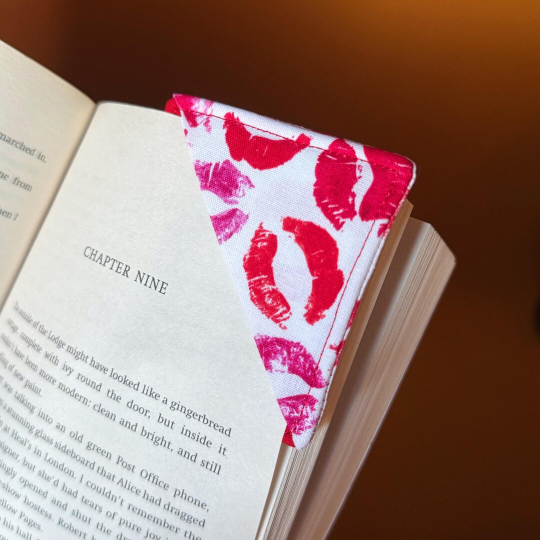 Valentine's Kisses Corner Bookmark - Etsy